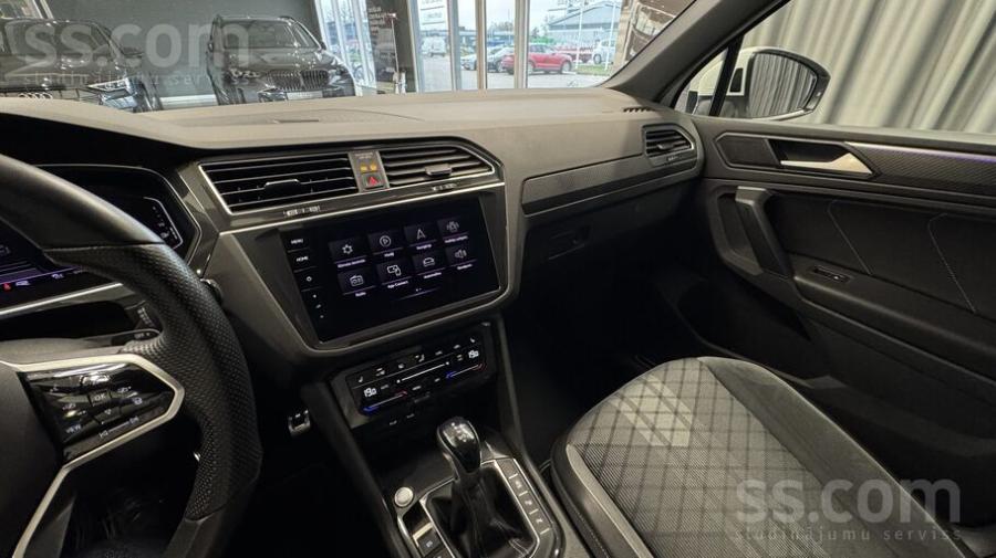 White Volkswagen Tiguan 2021 in Riga, with an engine capacity of 1.50 L and mileage of 72 thousand km for 24990 €, photo 25 on AUTOMOTO.COM.LV