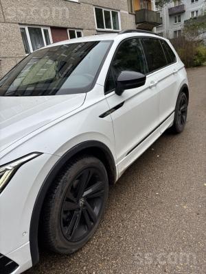 White Volkswagen Tiguan 2021 in Riga, with an engine capacity of 1.50 L and mileage of 81 thousand km for 24950 €, photo 5 on AUTOMOTO.COM.LV