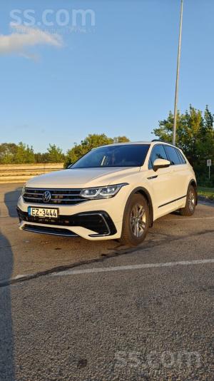 White Volkswagen Tiguan 2021 in Riga, with an engine capacity of 2.00 L and mileage of 39 thousand km for 27400 €, photo  on AUTOMOTO.COM.LV