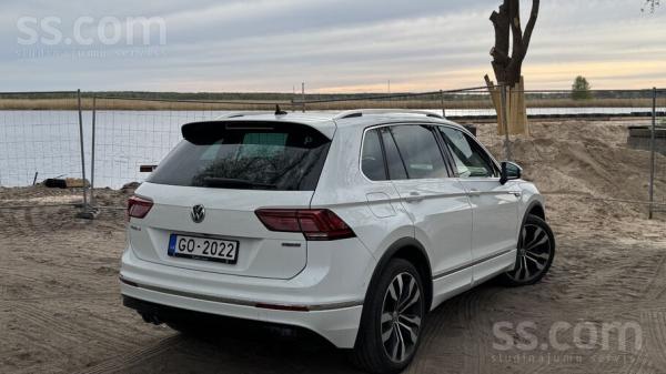 White Volkswagen Tiguan 2021 in Riga, with an engine capacity of 2.00 L and mileage of 161 thousand km for 24900 €, photo 3 on AUTOMOTO.COM.LV