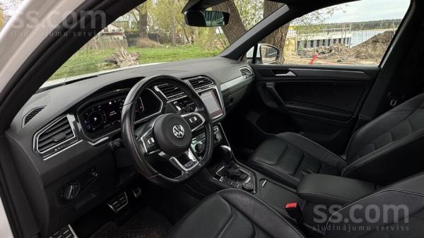 White Volkswagen Tiguan 2021 in Riga, with an engine capacity of 2.00 L and mileage of 161 thousand km for 24900 €, photo 8 on AUTOMOTO.COM.LV