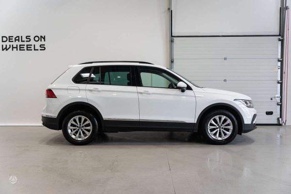 White Volkswagen Tiguan 2021 in Vilnius, with an engine capacity of 1.40 L and mileage of 60 thousand km for 23500 €, photo 3 on AUTOMOTO.COM.LV