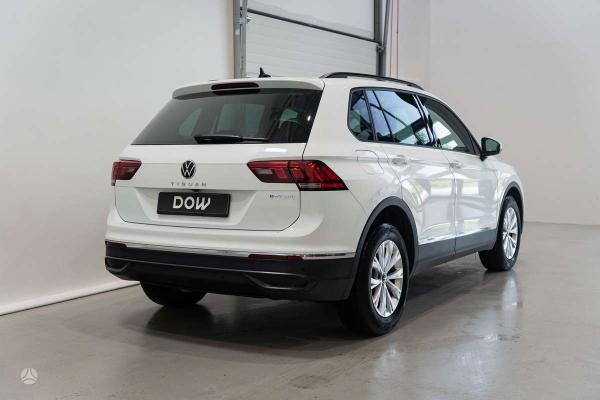 White Volkswagen Tiguan 2021 in Vilnius, with an engine capacity of 1.40 L and mileage of 60 thousand km for 23500 €, photo 5 on AUTOMOTO.COM.LV