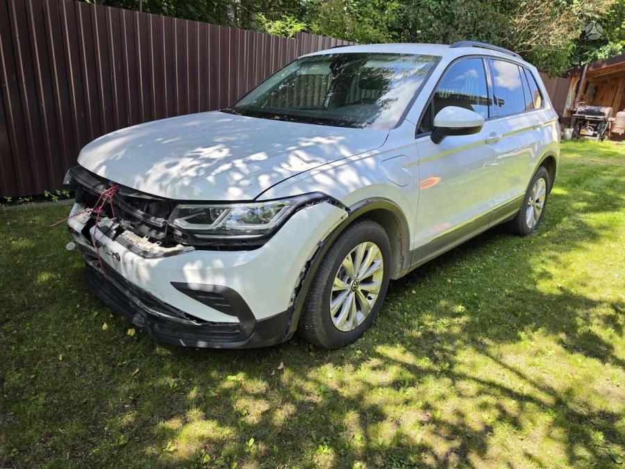 White Volkswagen Tiguan 2021 in Vilnius, with an engine capacity of 1.40 L and mileage of 98 thousand km for 18700 €, photo 1 on AUTOMOTO.COM.LV