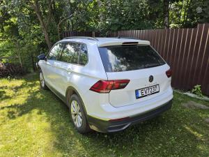 White Volkswagen Tiguan 2021 in Vilnius, with an engine capacity of 1.40 L and mileage of 98 thousand km for 18700 €, photo 3 on AUTOMOTO.COM.LV
