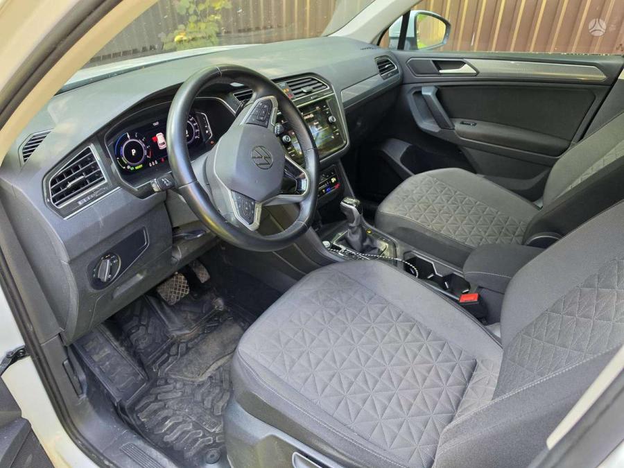 White Volkswagen Tiguan 2021 in Vilnius, with an engine capacity of 1.40 L and mileage of 98 thousand km for 18700 €, photo 8 on AUTOMOTO.COM.LV