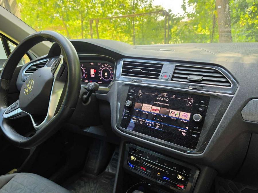 White Volkswagen Tiguan 2021 in Vilnius, with an engine capacity of 1.40 L and mileage of 98 thousand km for 18700 €, photo 12 on AUTOMOTO.COM.LV