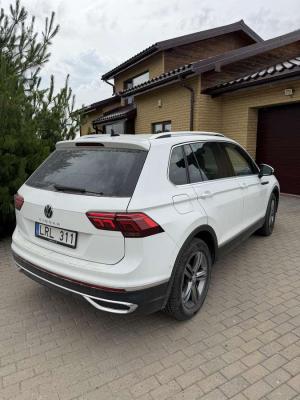 White Volkswagen Tiguan 2021 in Raseiniai, with an engine capacity of 1.50 L and mileage of 42 thousand km for 22300 €, photo  on AUTOMOTO.COM.LV