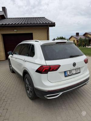 White Volkswagen Tiguan 2021 in Raseiniai, with an engine capacity of 1.50 L and mileage of 42 thousand km for 22300 €, photo 3 on AUTOMOTO.COM.LV
