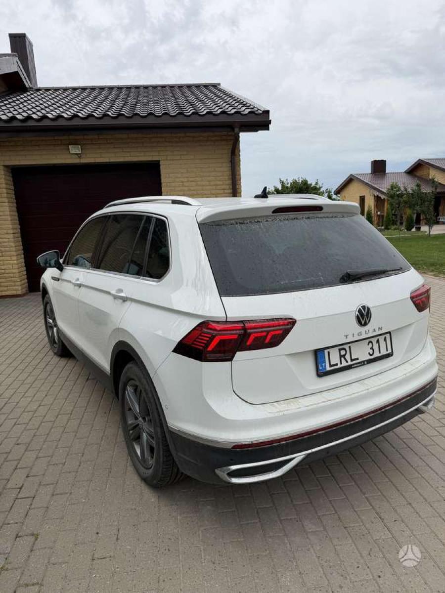 White Volkswagen Tiguan 2021 in Raseiniai, with an engine capacity of 1.50 L and mileage of 42 thousand km for 22300 €, photo 3 on AUTOMOTO.COM.LV