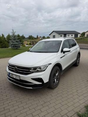 White Volkswagen Tiguan 2021 in Raseiniai, with an engine capacity of 1.50 L and mileage of 42 thousand km for 22300 €, photo 4 on AUTOMOTO.COM.LV