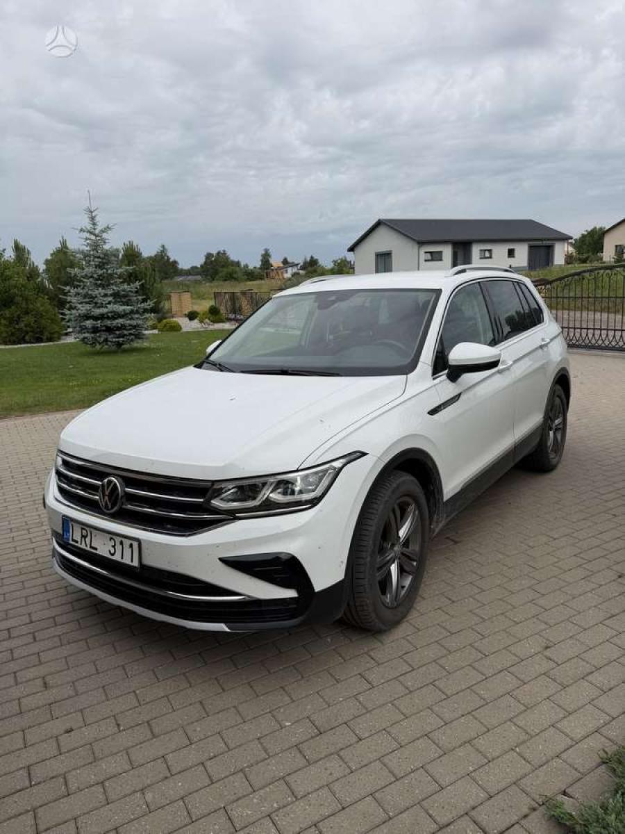 White Volkswagen Tiguan 2021 in Raseiniai, with an engine capacity of 1.50 L and mileage of 42 thousand km for 22300 €, photo 4 on AUTOMOTO.COM.LV