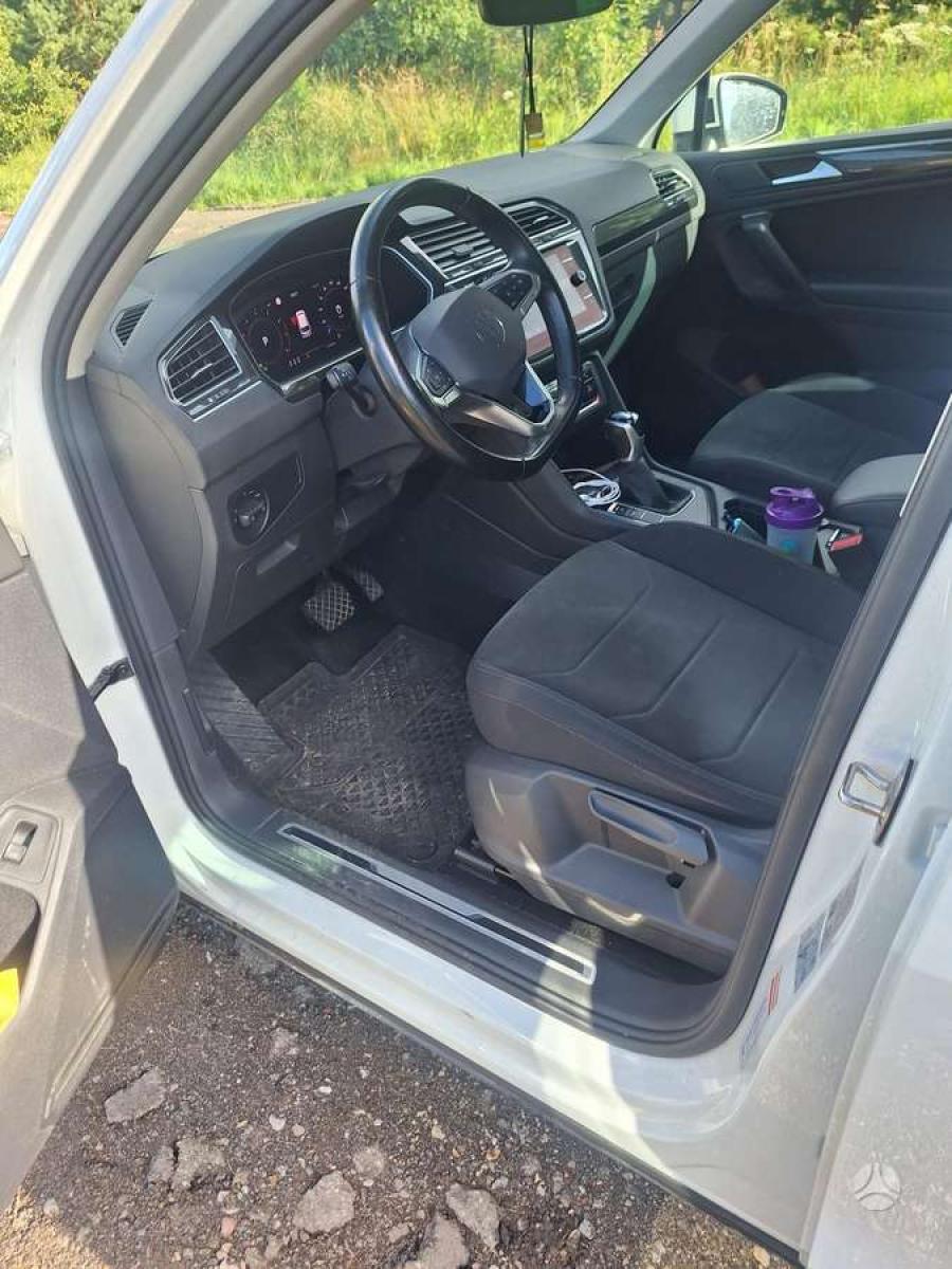 White Volkswagen Tiguan 2021 in Raseiniai, with an engine capacity of 1.50 L and mileage of 42 thousand km for 22300 €, photo 6 on AUTOMOTO.COM.LV