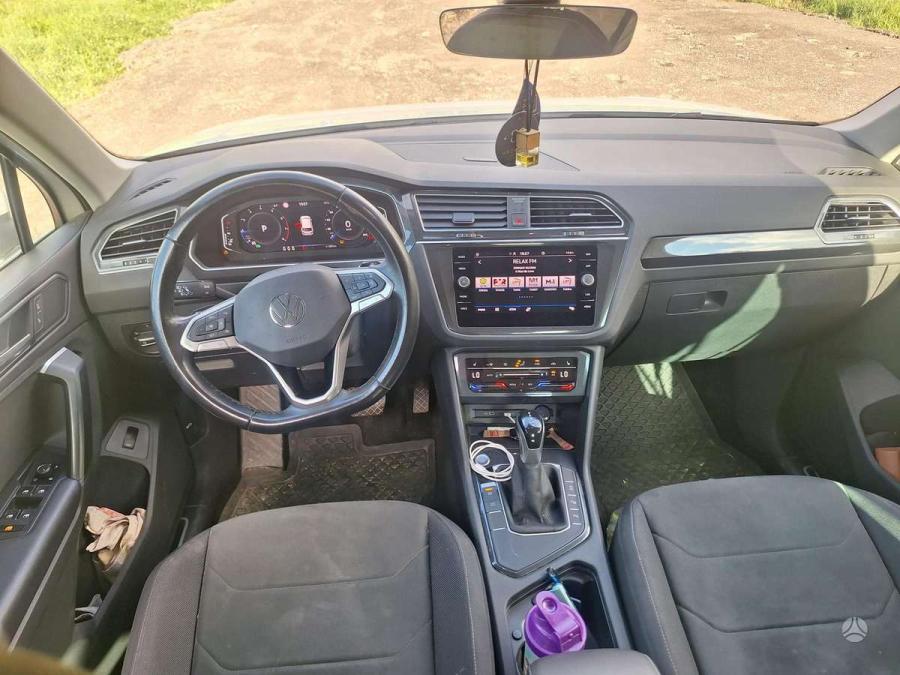 White Volkswagen Tiguan 2021 in Raseiniai, with an engine capacity of 1.50 L and mileage of 42 thousand km for 22300 €, photo 8 on AUTOMOTO.COM.LV