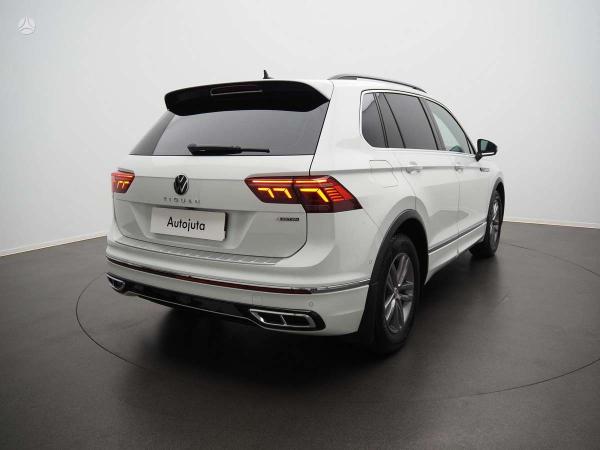 White Volkswagen Tiguan 2021 in Vilnius, with an engine capacity of 1.98 L and mileage of 39 thousand km for 30500 €, photo 4 on AUTOMOTO.COM.LV