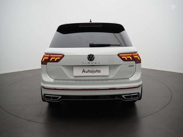 White Volkswagen Tiguan 2021 in Vilnius, with an engine capacity of 1.98 L and mileage of 39 thousand km for 30500 €, photo 5 on AUTOMOTO.COM.LV