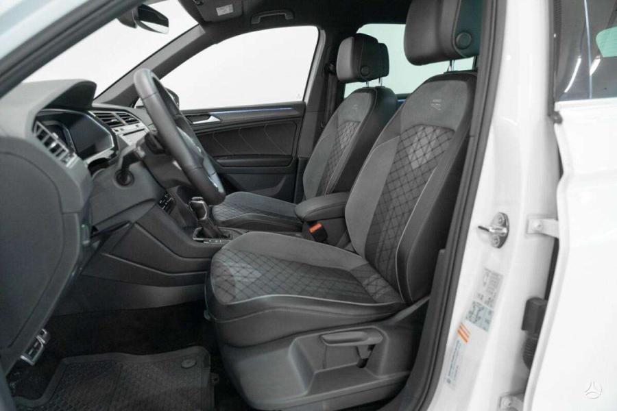 White Volkswagen Tiguan 2021 in Vilnius, with an engine capacity of 1.50 L and mileage of 147 thousand km for 23800 €, photo 8 on AUTOMOTO.COM.LV