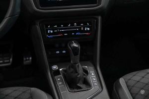 White Volkswagen Tiguan 2021 in Vilnius, with an engine capacity of 1.50 L and mileage of 147 thousand km for 23800 €, photo 19 on AUTOMOTO.COM.LV