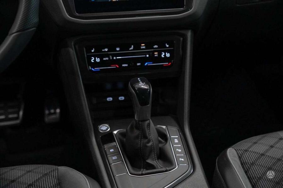 White Volkswagen Tiguan 2021 in Vilnius, with an engine capacity of 1.50 L and mileage of 147 thousand km for 23800 €, photo 19 on AUTOMOTO.COM.LV