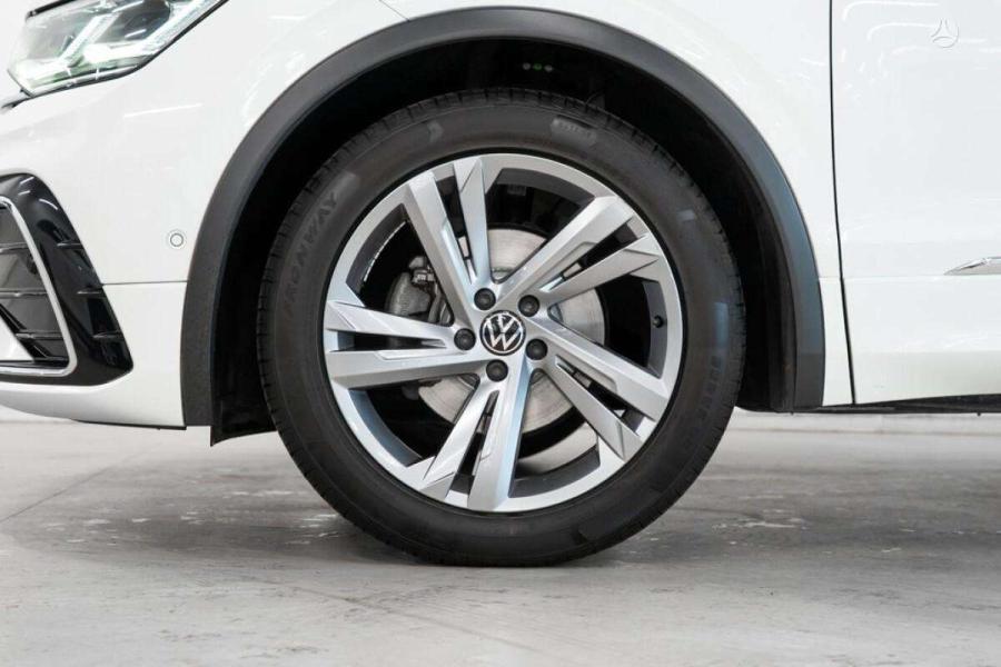 White Volkswagen Tiguan 2021 in Vilnius, with an engine capacity of 1.50 L and mileage of 147 thousand km for 23800 €, photo 24 on AUTOMOTO.COM.LV