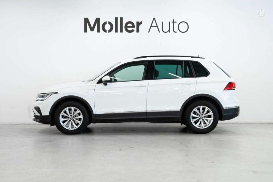White Volkswagen Tiguan 2021 in Vilnius, with an engine capacity of 1.50 L and mileage of 99 thousand km for 20900 €, photo 3 on AUTOMOTO.COM.LV