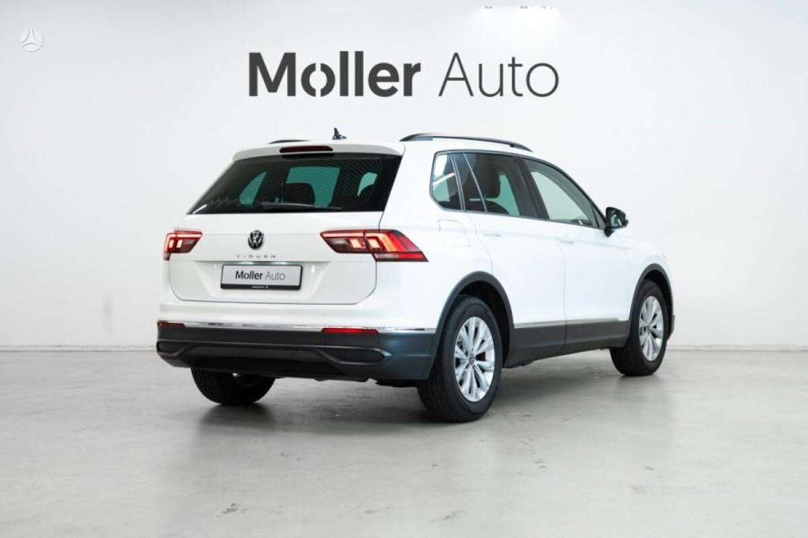 White Volkswagen Tiguan 2021 in Vilnius, with an engine capacity of 1.50 L and mileage of 99 thousand km for 20900 €, photo 4 on AUTOMOTO.COM.LV