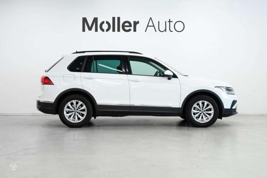 White Volkswagen Tiguan 2021 in Vilnius, with an engine capacity of 1.50 L and mileage of 99 thousand km for 20900 €, photo 5 on AUTOMOTO.COM.LV
