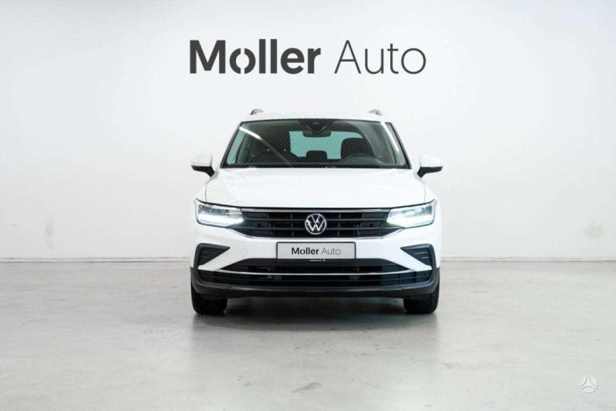 White Volkswagen Tiguan 2021 in Vilnius, with an engine capacity of 1.50 L and mileage of 99 thousand km for 20900 €, photo 6 on AUTOMOTO.COM.LV