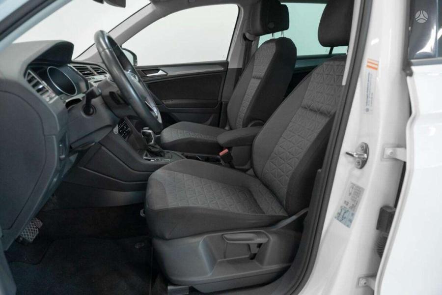 White Volkswagen Tiguan 2021 in Vilnius, with an engine capacity of 1.50 L and mileage of 99 thousand km for 20900 €, photo 8 on AUTOMOTO.COM.LV