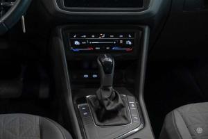 White Volkswagen Tiguan 2021 in Vilnius, with an engine capacity of 1.50 L and mileage of 99 thousand km for 20900 €, photo 17 on AUTOMOTO.COM.LV