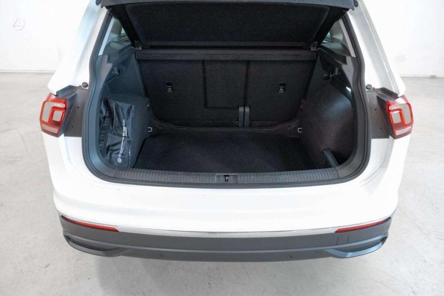White Volkswagen Tiguan 2021 in Vilnius, with an engine capacity of 1.50 L and mileage of 99 thousand km for 20900 €, photo 19 on AUTOMOTO.COM.LV