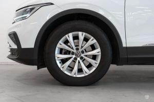 White Volkswagen Tiguan 2021 in Vilnius, with an engine capacity of 1.50 L and mileage of 99 thousand km for 20900 €, photo 20 on AUTOMOTO.COM.LV
