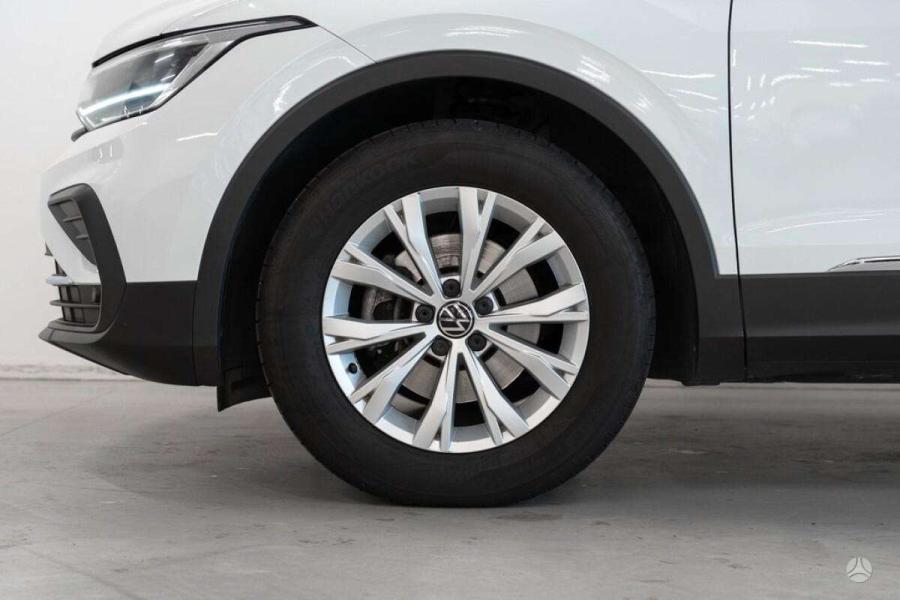 White Volkswagen Tiguan 2021 in Vilnius, with an engine capacity of 1.50 L and mileage of 99 thousand km for 20900 €, photo 20 on AUTOMOTO.COM.LV