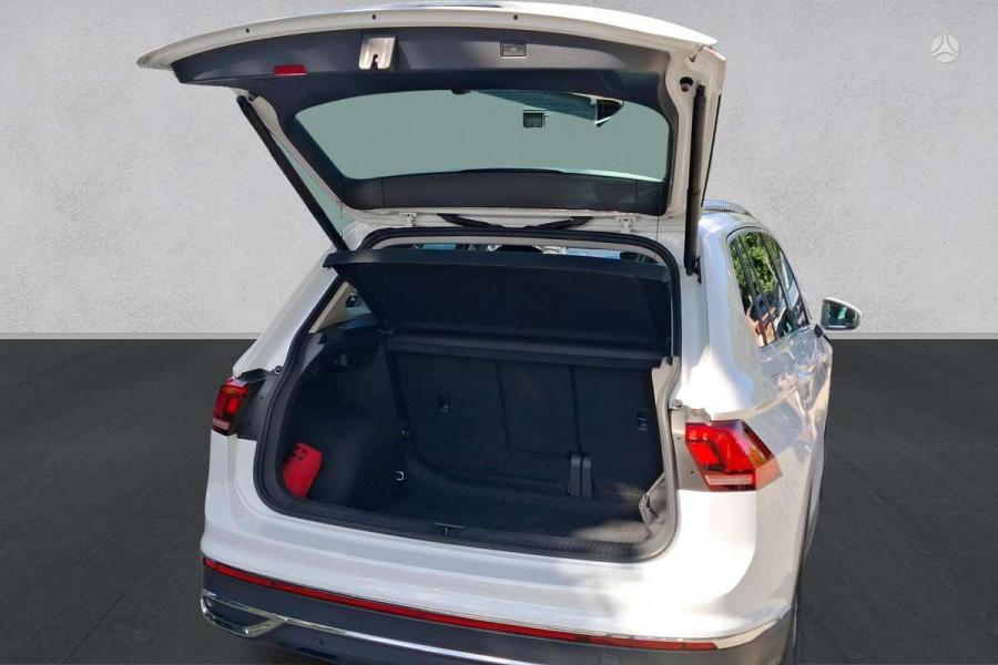 White Volkswagen Tiguan 2021 in Klaipeda, with an engine capacity of 1.50 L and mileage of 79 thousand km for 25450 €, photo 8 on AUTOMOTO.COM.LV