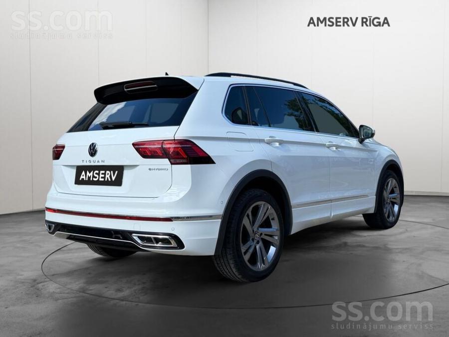 White Volkswagen Tiguan 2021 in Riga, with an engine capacity of 1.40 L and mileage of 123 thousand km for 23900 €, photo 3 on AUTOMOTO.COM.LV