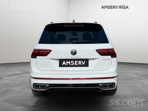 White Volkswagen Tiguan 2021 in Riga, with an engine capacity of 1.40 L and mileage of 123 thousand km for 23900 €, photo 5 on AUTOMOTO.COM.LV