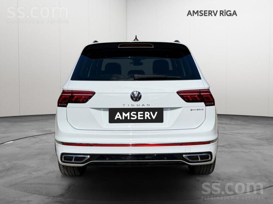 White Volkswagen Tiguan 2021 in Riga, with an engine capacity of 1.40 L and mileage of 123 thousand km for 23900 €, photo 5 on AUTOMOTO.COM.LV