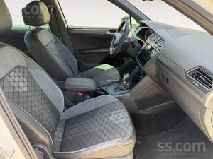 White Volkswagen Tiguan 2021 in Riga, with an engine capacity of 1.40 L and mileage of 123 thousand km for 23900 €, photo 7 on AUTOMOTO.COM.LV