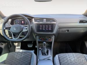 White Volkswagen Tiguan 2021 in Riga, with an engine capacity of 1.40 L and mileage of 123 thousand km for 23900 €, photo 9 on AUTOMOTO.COM.LV