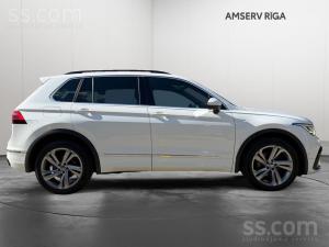 White Volkswagen Tiguan 2021 in Riga, with an engine capacity of 1.40 L and mileage of 123 thousand km for 23900 €, photo 17 on AUTOMOTO.COM.LV
