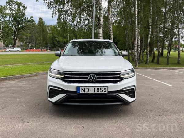 White Volkswagen Tiguan 2022 in Riga, with an engine capacity of 1.50 L and mileage of 180 thousand km for 18990 €, photo 5 on AUTOMOTO.COM.LV