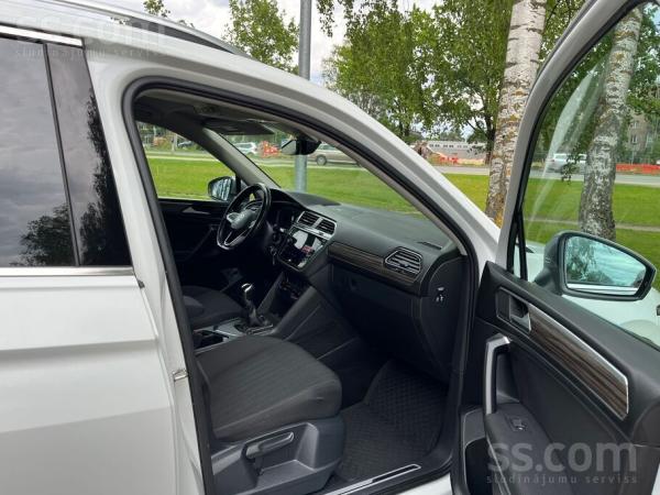 White Volkswagen Tiguan 2022 in Riga, with an engine capacity of 1.50 L and mileage of 180 thousand km for 18990 €, photo 8 on AUTOMOTO.COM.LV