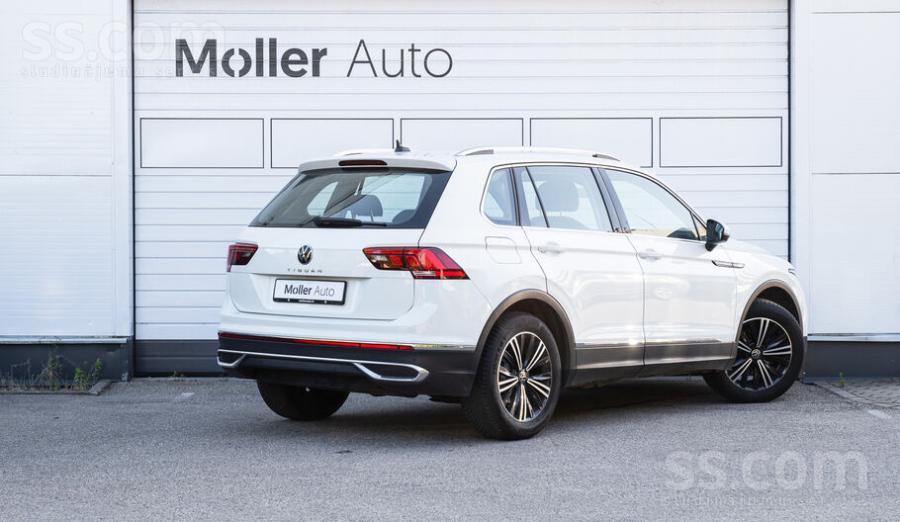 White Volkswagen Tiguan 2022 in Riga, with an engine capacity of 1.50 L and mileage of 113 thousand km for 26350 €, photo 3 on AUTOMOTO.COM.LV