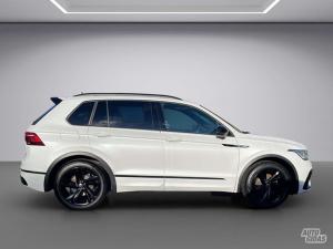 White Volkswagen Tiguan 2022 in Kaunas, with an engine capacity of 2.00 L and mileage of 98 thousand km for 32699 €, photo 7 on AUTOMOTO.COM.LV