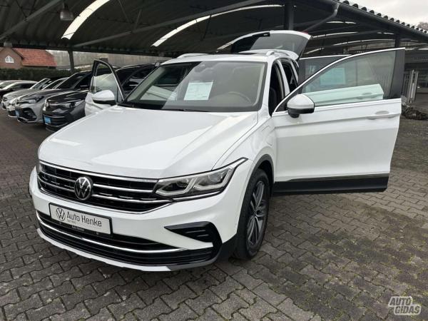 White Volkswagen Tiguan 2022 in Kaunas, with an engine capacity of 1.40 L and mileage of 54 thousand km for 31946 €, photo 2 on AUTOMOTO.COM.LV