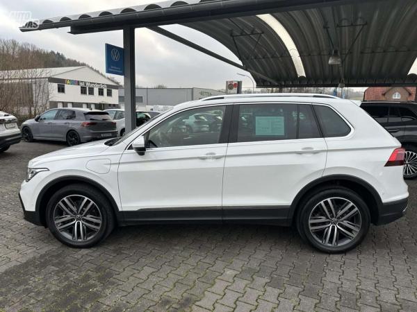 White Volkswagen Tiguan 2022 in Kaunas, with an engine capacity of 1.40 L and mileage of 54 thousand km for 31946 €, photo 3 on AUTOMOTO.COM.LV