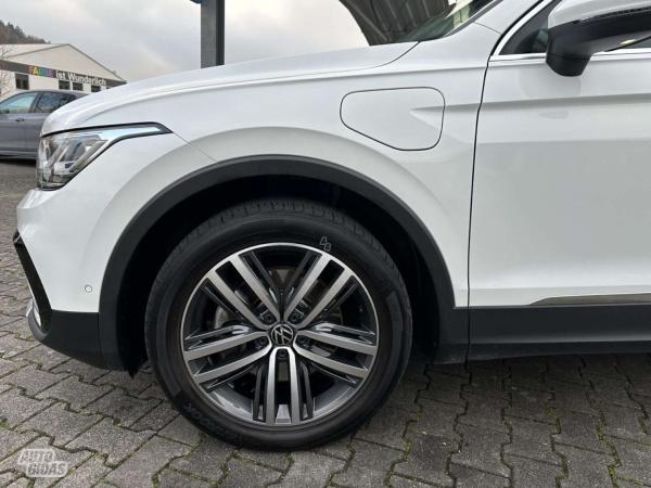 White Volkswagen Tiguan 2022 in Kaunas, with an engine capacity of 1.40 L and mileage of 54 thousand km for 31946 €, photo 9 on AUTOMOTO.COM.LV