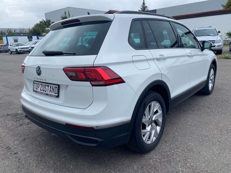 White Volkswagen Tiguan 2022 in Kaunas, with an engine capacity of 1.50 L and mileage of 70 thousand km for 29543 €, photo 10 on AUTOMOTO.COM.LV