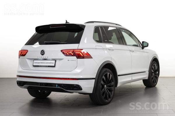 White Volkswagen Tiguan 2022 in Riga, with an engine capacity of 1.40 L and mileage of 85 thousand km for 29500 €, photo 2 on AUTOMOTO.COM.LV
