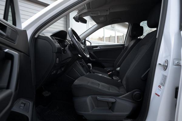 White Volkswagen Tiguan 2022 in Jelgava, with an engine capacity of 2.00 L and mileage of 159 thousand km for 25500 €, photo 7 on AUTOMOTO.COM.LV